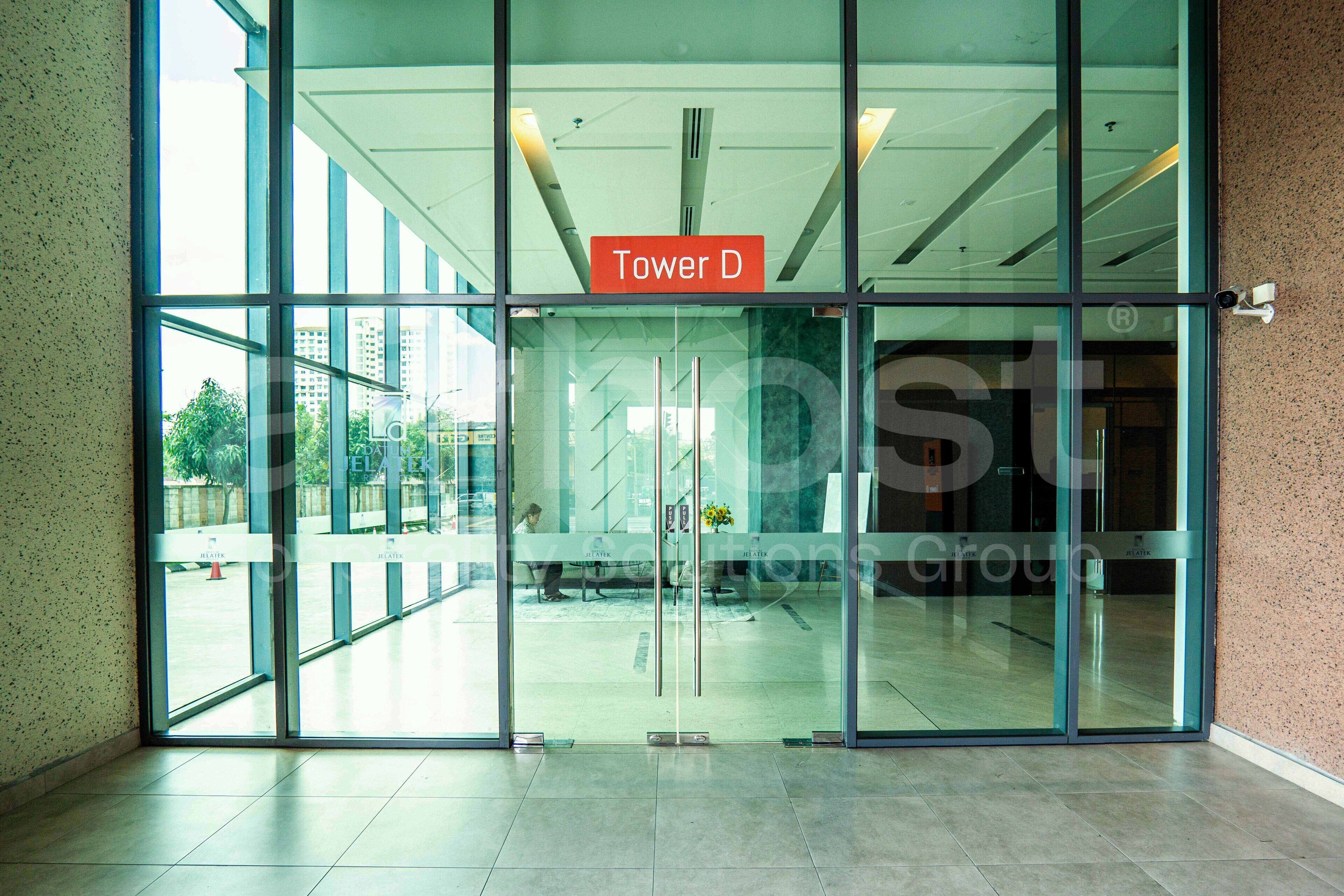 Entrada de um edifício moderno com uma placa indicando 