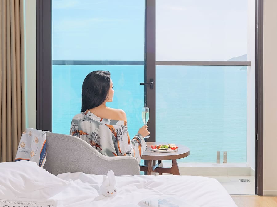 Edredões de penas, minibar, cofre no quarto