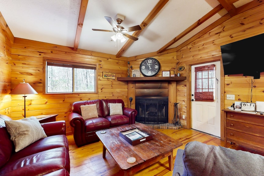 Rustic-modern Mountain-view Getaway With Private Hot Tub, Firepit, & Fireplace - Helen, GA