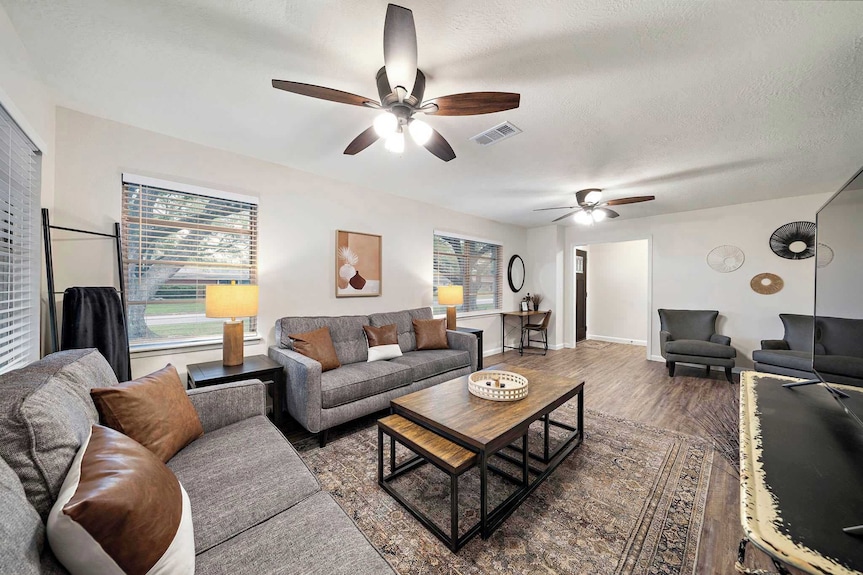 Spacious Family Gem: Private Giant Yard | 4br - Baytown, TX