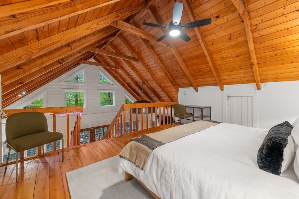 Modern Log Cabin - Hot Tub, Fire Pit, Spa-like bathroom in secluded ...