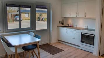 Apartamento Familiar | Cozinha privada | Minifrigorífico, um forno, uma placa de cozinha, uma chaleira elétrica