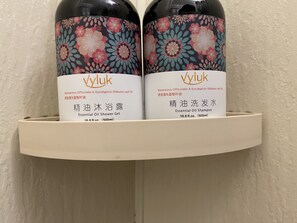 Quarto casal clássico | Banheiro | Chinelos