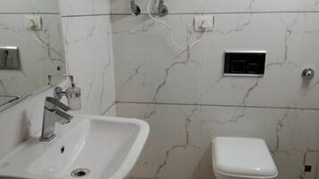 Produtos de toalete grátis, chinelos