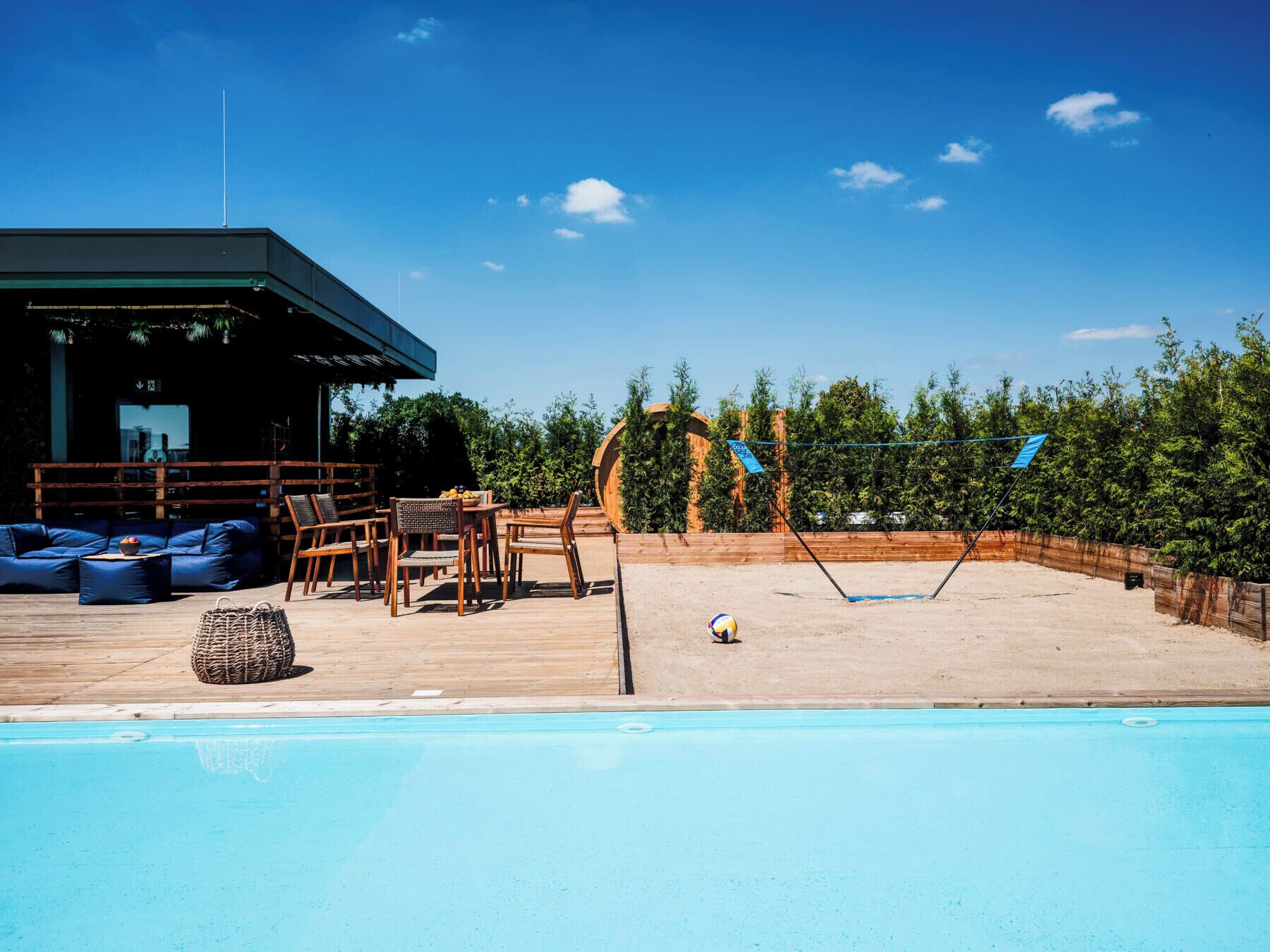 Piscina no piso superior