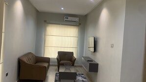 Uma sala de estar moderna com sofá, poltrona e mesa de centro.