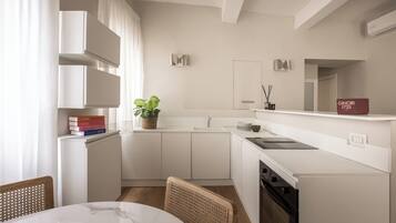 Apartamento luxo | Cozinha privada | Geladeira, fogão, cooktop, talheres/pratos/utensílios de cozinha