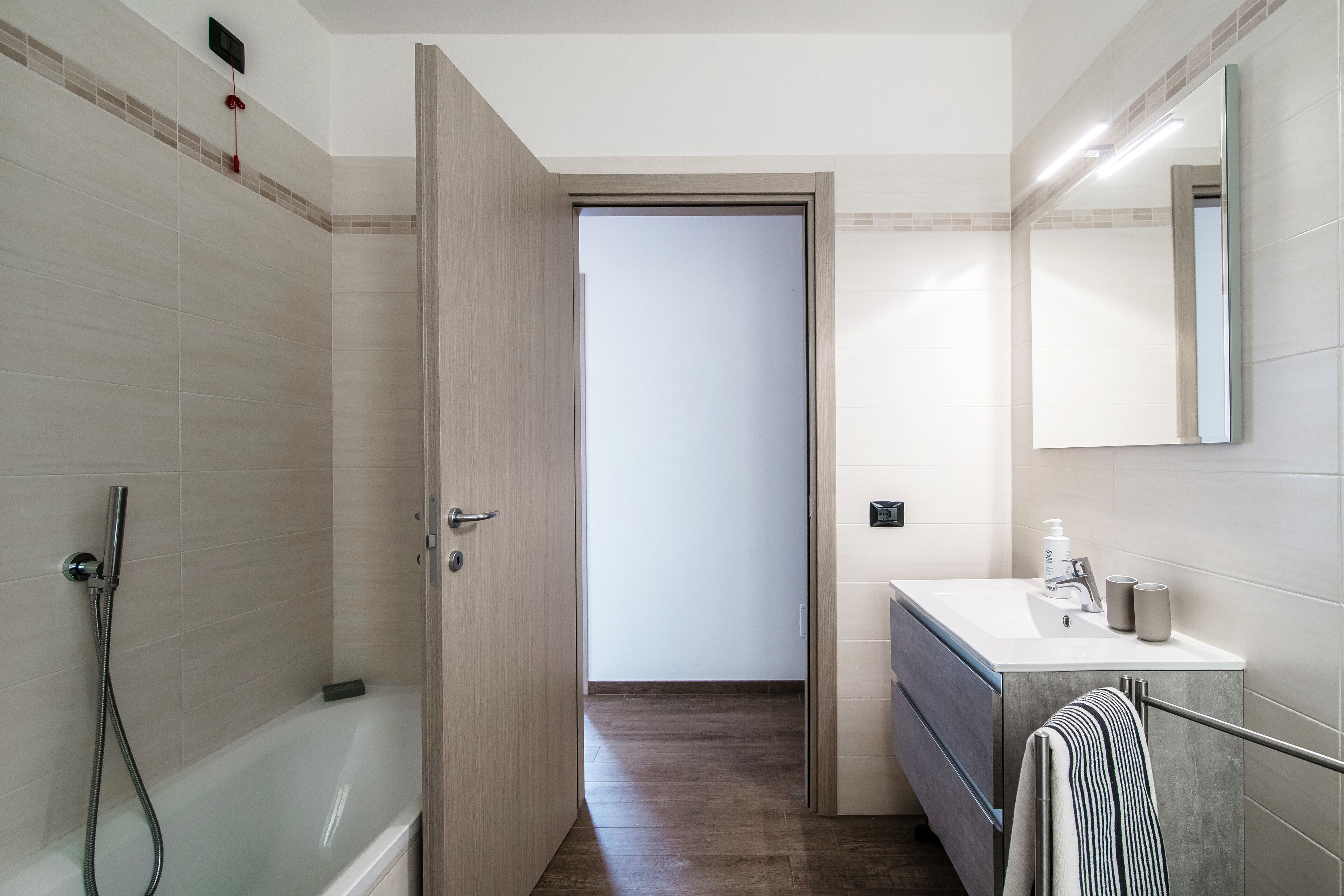 Apartamento, vista para o lago | Ferro/tábua de engomar, Wi-fi grátis 