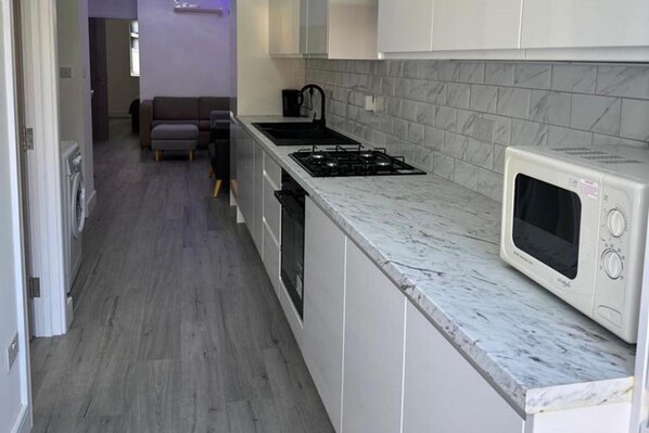 Geladeira, micro-ondas, fogão, cooktop