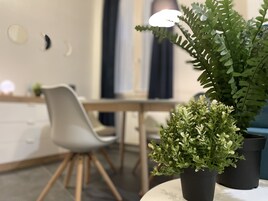 Apartamento família | Área de estar | TV de tela plana, brinquedos