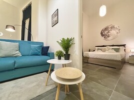 Apartamento família | Área de estar | TV de tela plana, brinquedos