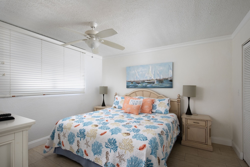 Sunrise 307-2br/2ba Condo Near Beaches With Pool, Parking, Balcony - Key West, FL