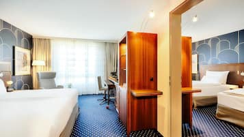 Quarto Familiar, 2 quartos, 2 casas de banho | 1 quarto, cofre com capacidade para portátil, secretária