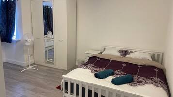 Secretária, Wi-fi grátis, roupa de cama fornecida