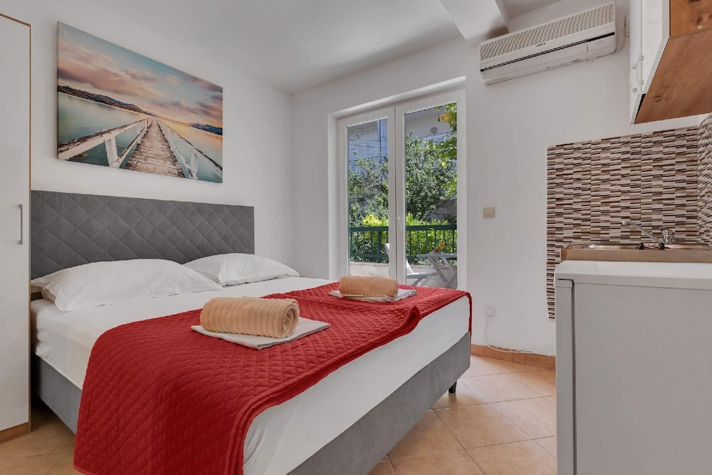 Ferienwohnung Makarska Für 1 - 2 Personen Mit 1 Schlafzimmer - Ferienhaus - Tučepi