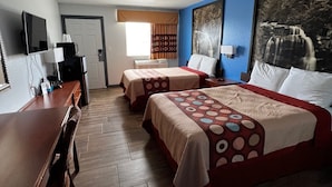 Quarto de hotel com duas camas, uma escrivaninha, máquina de café e uma janela grande.