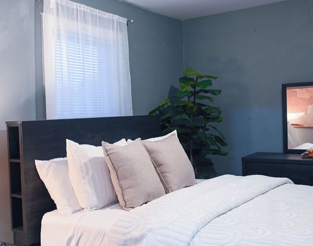 Sleeps 6 / Smart Tvs / Fenced Backyard / Self Check-in / Private Office - Rock Hill, SC