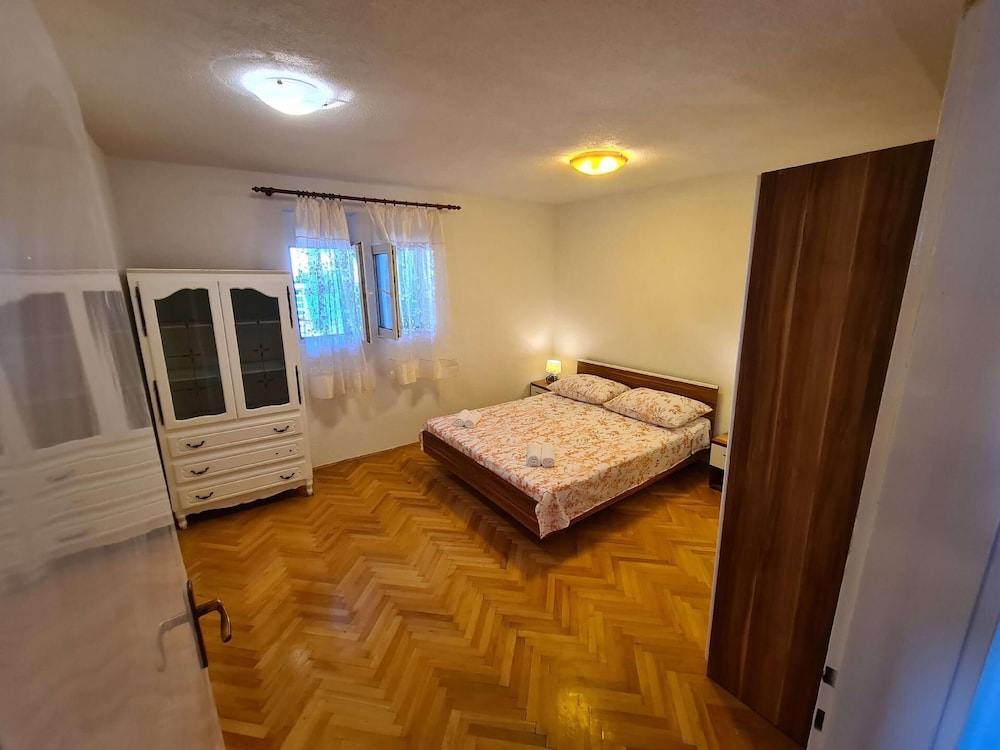 Holiday Apartment Makarska For 1 - 4 Persons With 2 Bedrooms - Holiday House - Makarska Riviera