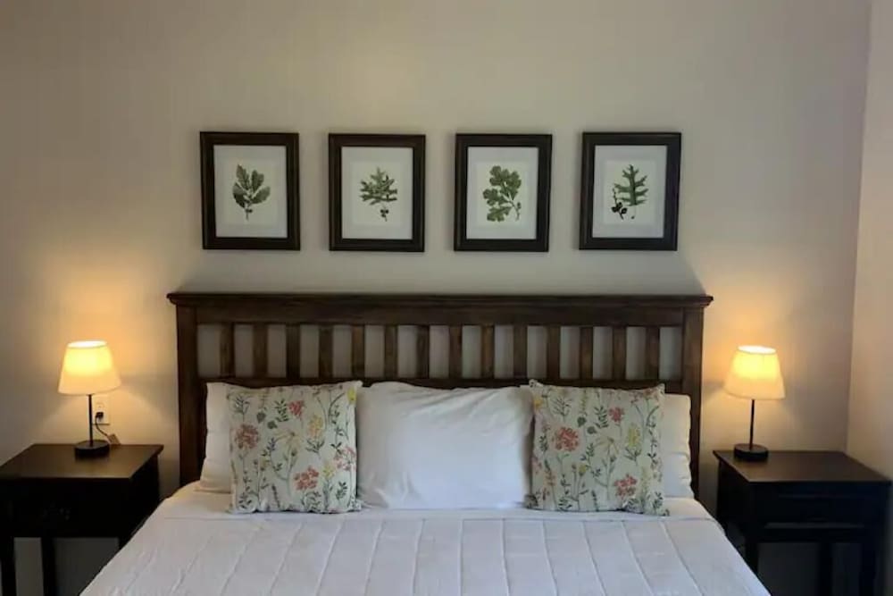 The Entire Hummingbird Inn - 11 Private Suites - Table Rock Lake
