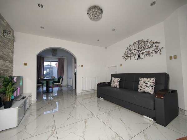 3 Bed House - Sleeps 7 - Garden - Parking - Wifi - Birmingham