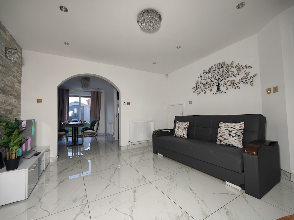 Tyburn Home, Birmingham With Free Parking - 