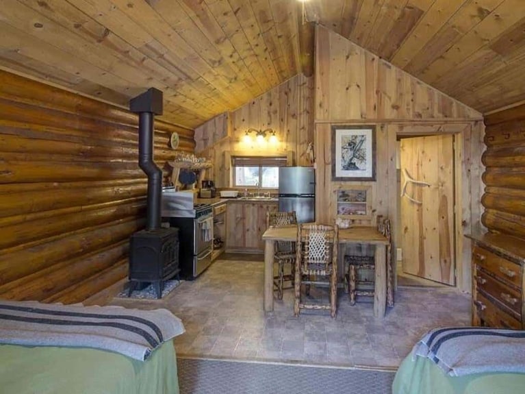 Comfortable Cabin Next To Yellowstone National Park - Montana