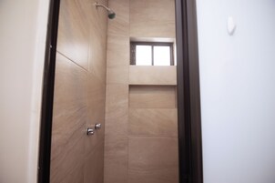 Quarto executivo | Banheiro | Chuveiro, produtos de toalete grátis, toalhas de banho