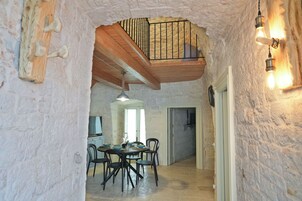 Trullo Superior | Área de estar | Smart TV 43 polegadas com canais digitais, lareira