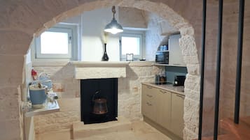 Trullo Superior | Cozinha privada | Um frigorífico/congelador grande, um micro-ondas, uma placa de cozinha