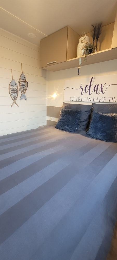 Chalet Sea-renity Lakeside Met Jacuzzi - Zedelgem