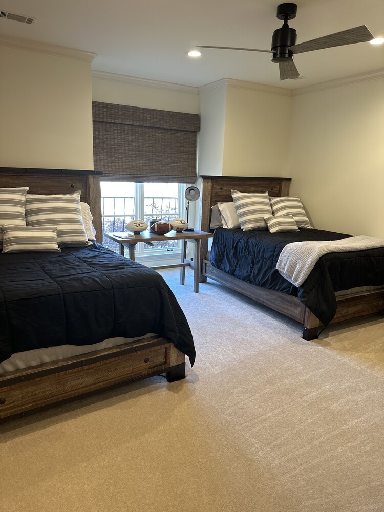 SOLAR ESCLIPSE VRBO huge home on Chenal Golf Course. - Big Rock ...