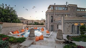 Terraço com espreguiçadeiras