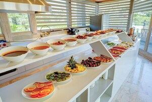 Pequeno-almoço tipo buffet diário incluído 