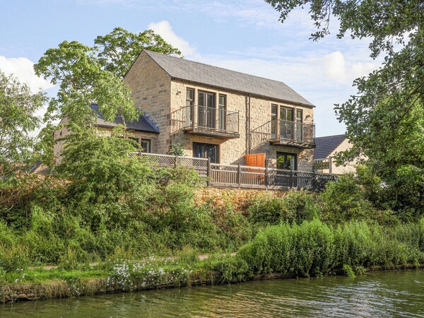 The Swans Nest Lock View - West Yorkshire