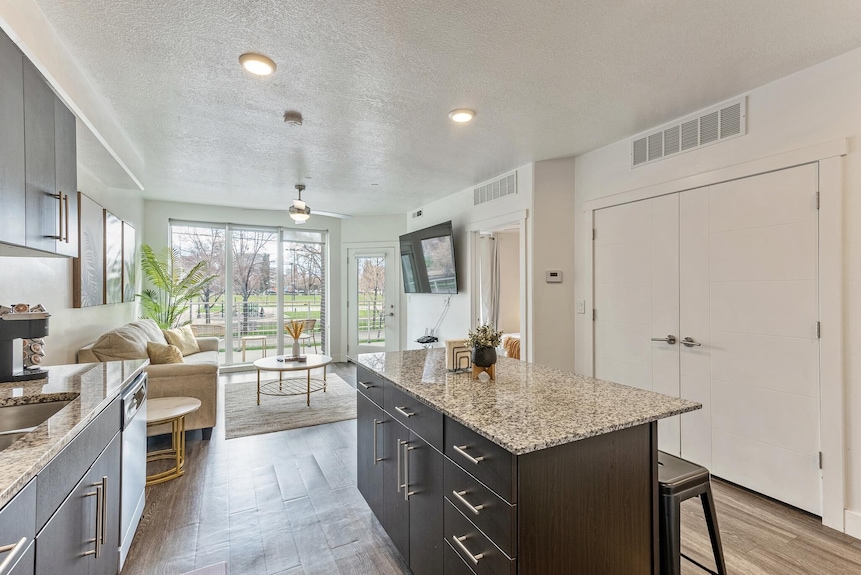 Cityviewcondo/central/garageparking/gym/ - Tracy Aviary & Botanical Gardens