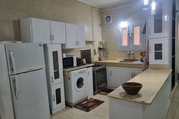 Apartamento Económico | Cozinha privada | Um frigorífico/congelador grande, um micro-ondas, um forno