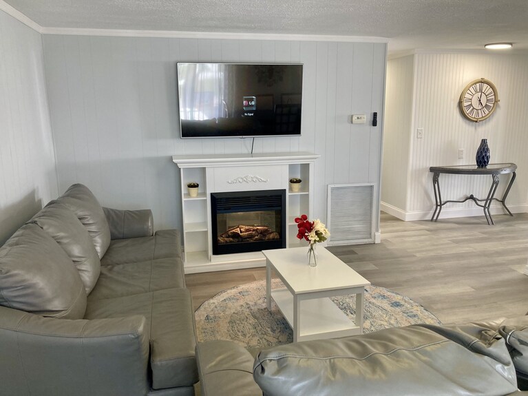 Beautiful Newly Remodeled 2bed/2bath House For Rent In 45+ Community. \N\n - Fort Myers, FL