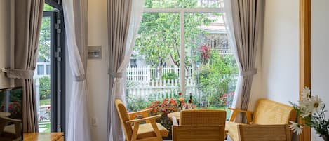 Apartamento Básico, várias camas | Sala de estar | TV de ecrã plano