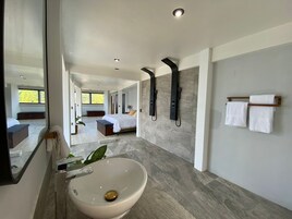 Um secador de cabelo (mediante pedido), toalhas fornecidas, sabão 