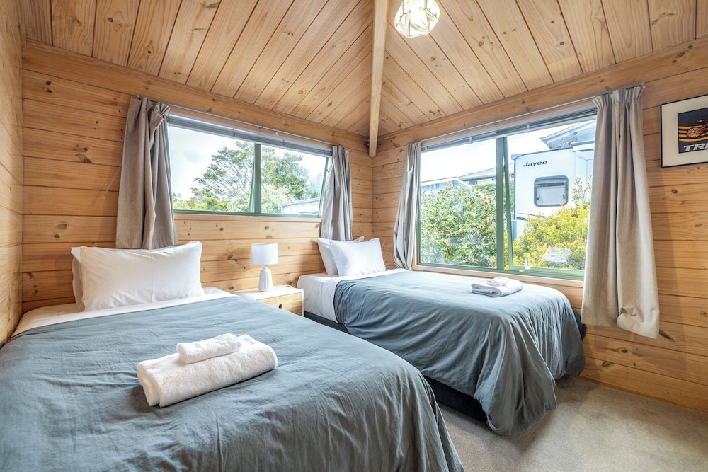 Located In The Heart Of Oneroa, Landscaped Garden And 5 Minute's Walk To Beach - Waiheke Island