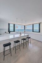 Geladeira grande, micro-ondas, fogão, lava-louças