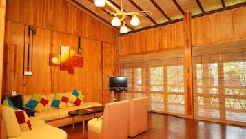 Quarto triplo luxo | Área de estar | TV de tela plana, lareira