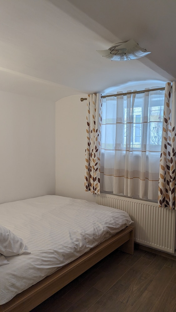Cozy 1 Bdr Apartment, In The Heart Of The Old City! Brasov's Best; Sleeps Four. - Transylvania