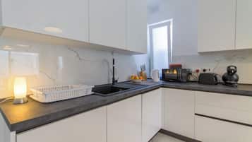 Apartamento Familiar, vários quartos, 2 casas de banho (A Sunny Penthouse Modern 2 bdr -) | Cozinha privada | Um frigorífico, um micro-ondas, um forno, uma placa de cozinha