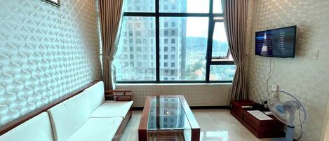 Apartamento Standard | Sala de estar | Televisor de ecrã plano de 100 cm com canais por cabo, lareira