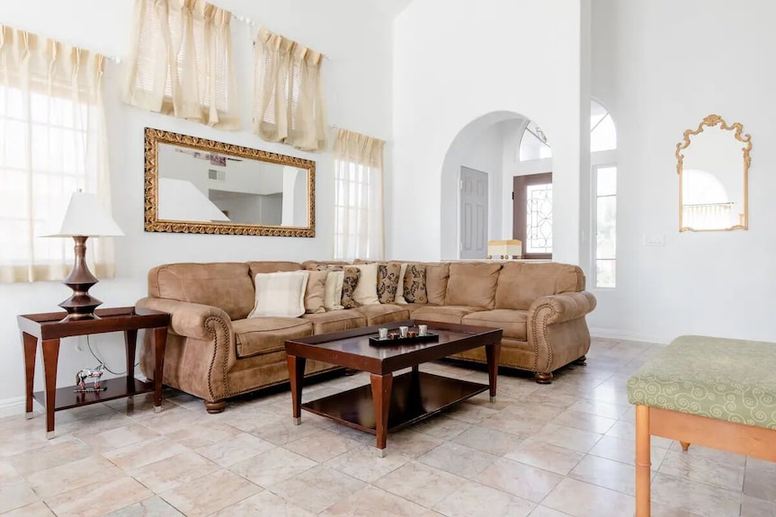 Large Home With Huge Backyard, 11 Miles To The Airport, 6-9 Miles To The Strip - 北拉斯維加斯