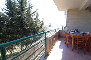 Apartamento, 2 quartos, para fumantes, sacada | Opções para refeição ao ar livre
