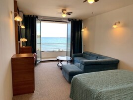Quarto Deluxe, varanda, vista para o mar | Cofre no quarto, secretária, cortinas/cortinados opacos 