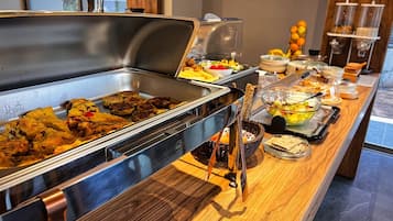 Pequeno-almoço tipo buffet diário (15 EUR por pessoa)