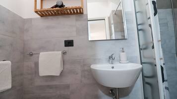 Apartamento, 1 quarto, fumadores, pátio | Casa de banho